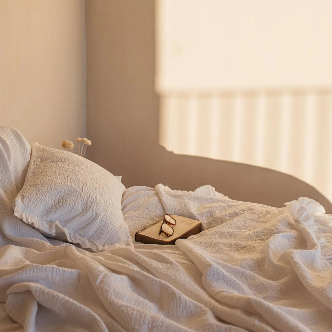 Lily Textured White Bedspread – Silver Mushroom