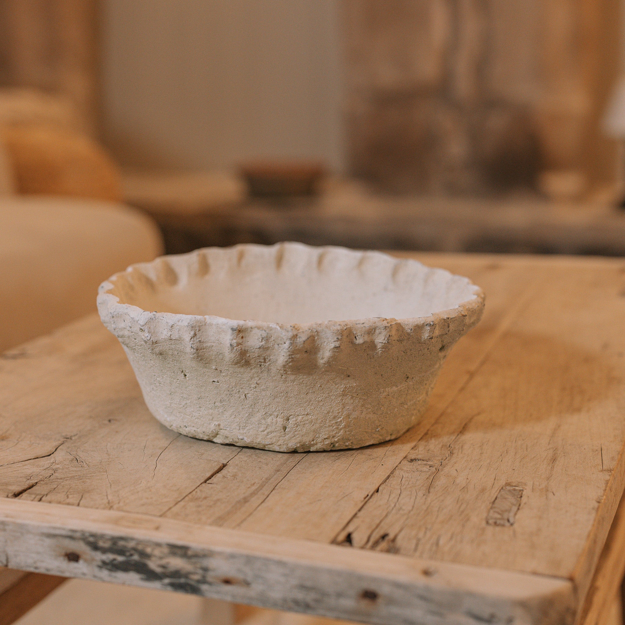 Margot Whitestone Terracotta Planter - Pie Crust Rim – Silver Mushroom