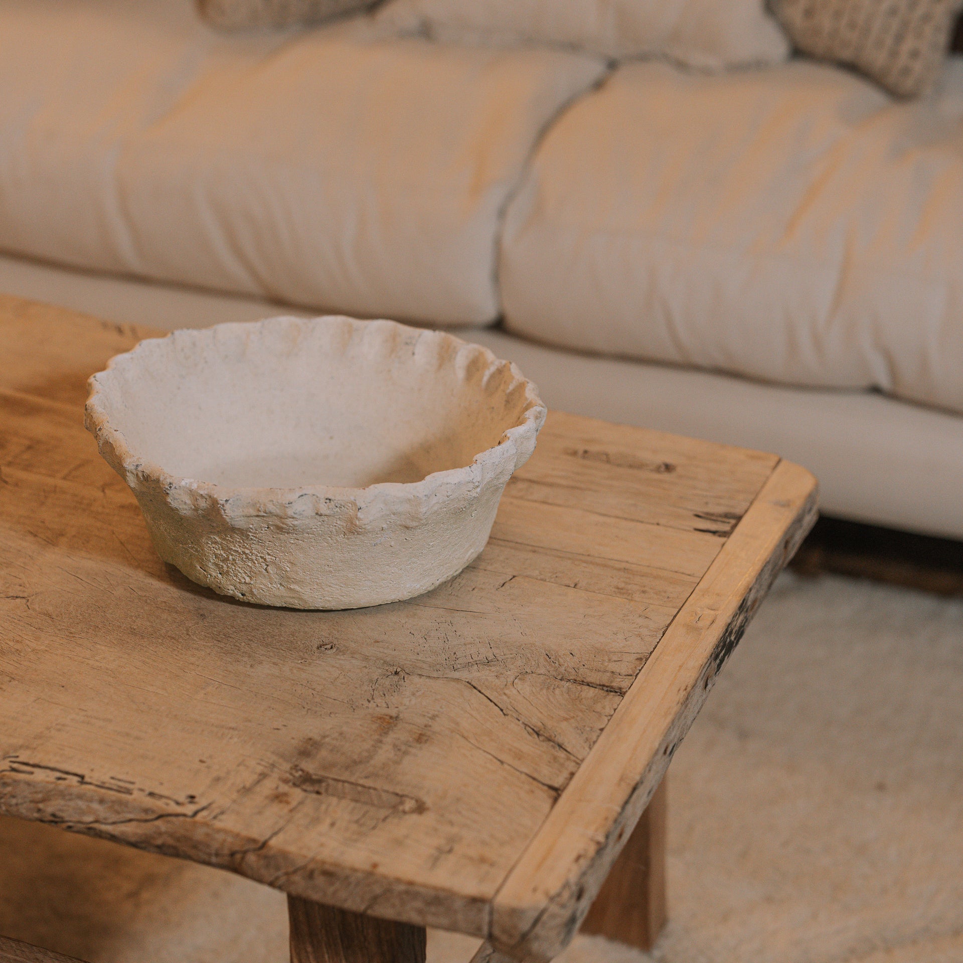 Margot Whitestone Terracotta Planter - Pie Crust Rim – Silver Mushroom